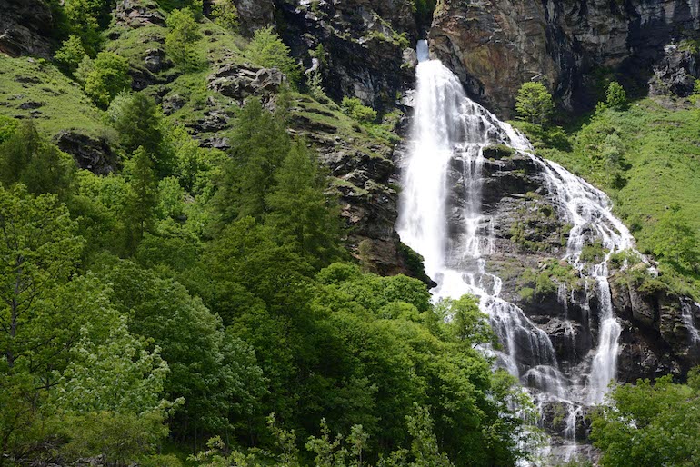 Valle Orco, tra antiche borgate al cospetto della cascata del Roc