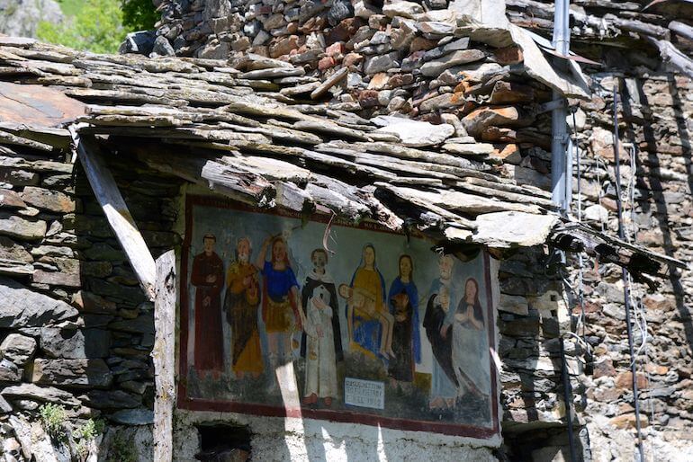 Valle Orco, tra antiche borgate al cospetto della cascata del Roc